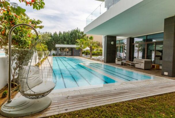 20 Luxurious Backyard Infinity Pool Designs