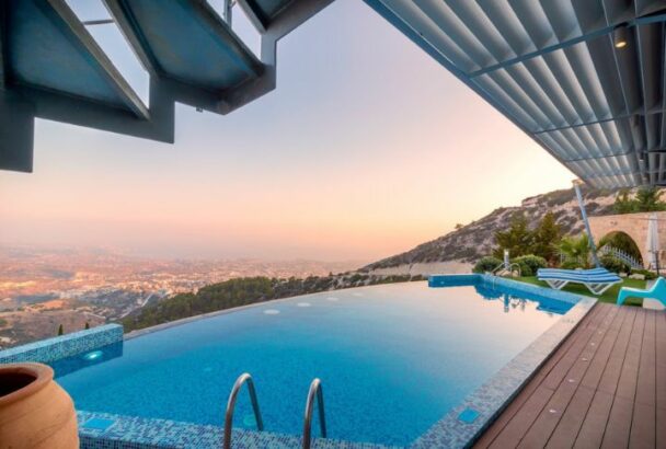 20 Luxurious Backyard Infinity Pool Designs