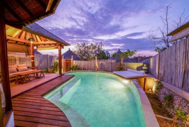 20 Luxurious Backyard Infinity Pool Designs