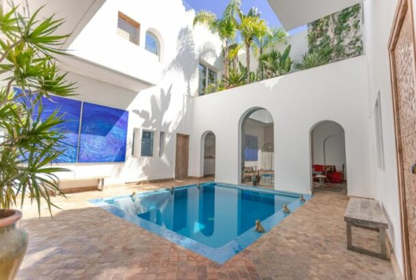 20 Luxurious Backyard Infinity Pool Designs