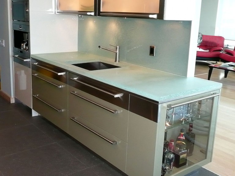 20 Gorgeous Glass Kitchen Countertops