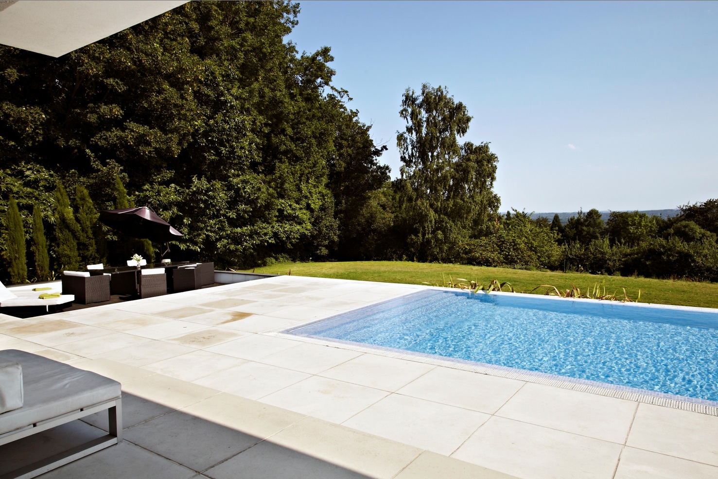 20 Luxurious Backyard Infinity Pool Designs