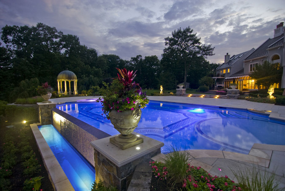 20 Luxurious Backyard Infinity Pool Designs