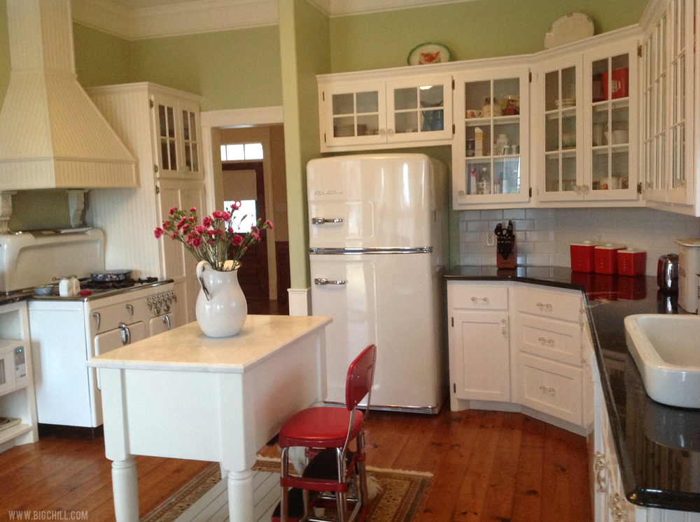 20 Modern Kitchens With Cool Retro Appliances