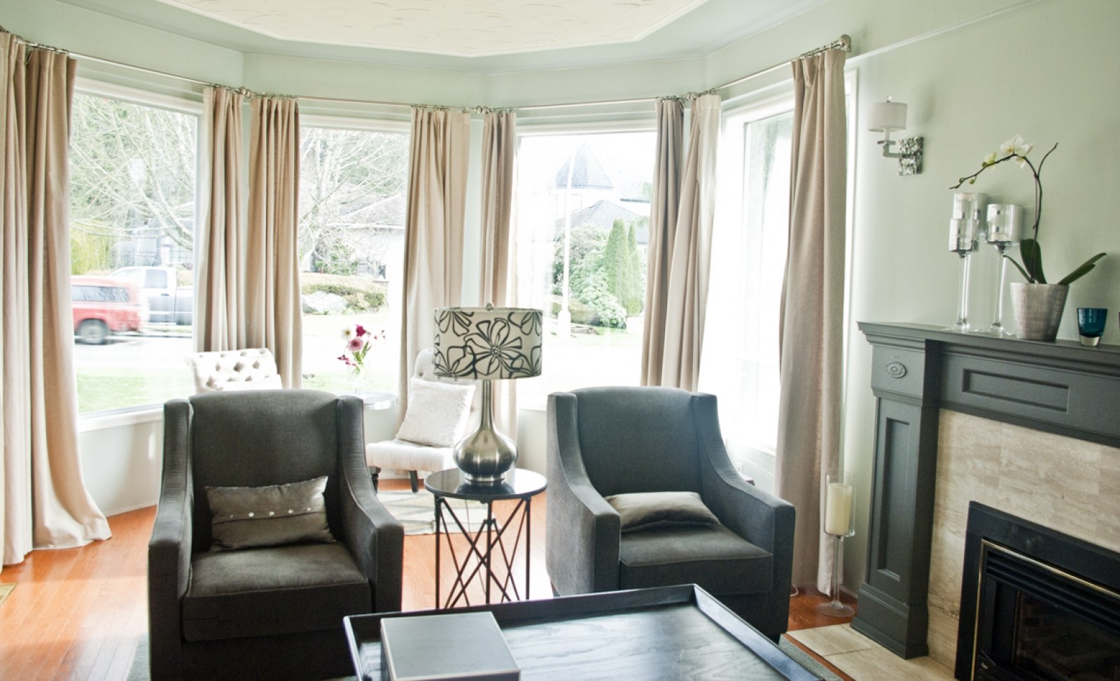 20 Beautiful Living Room Designs With Bay Windows