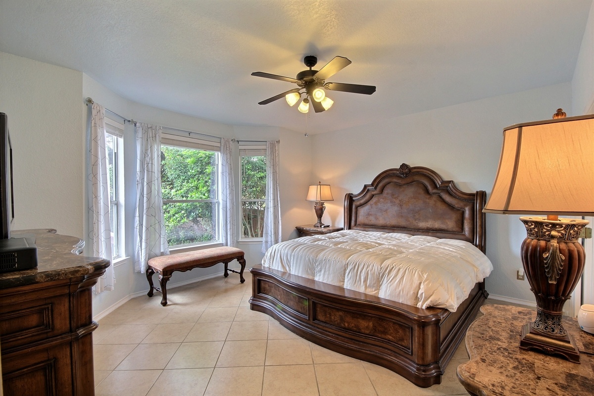 20 Beautiful Bedrooms With Bay Windows
