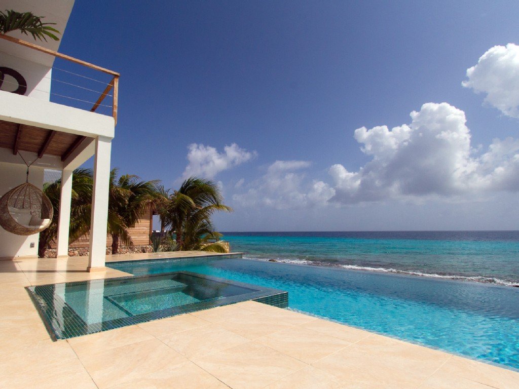 20 Beautiful Infinity Hot Tub Ideas