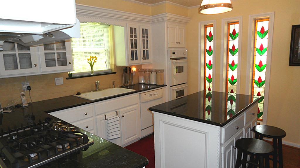 20 Kitchen Designs With Beautifully Stained Glass Windows