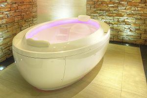 20 Beautiful Bathroom Designs With Infinity Bathtubs