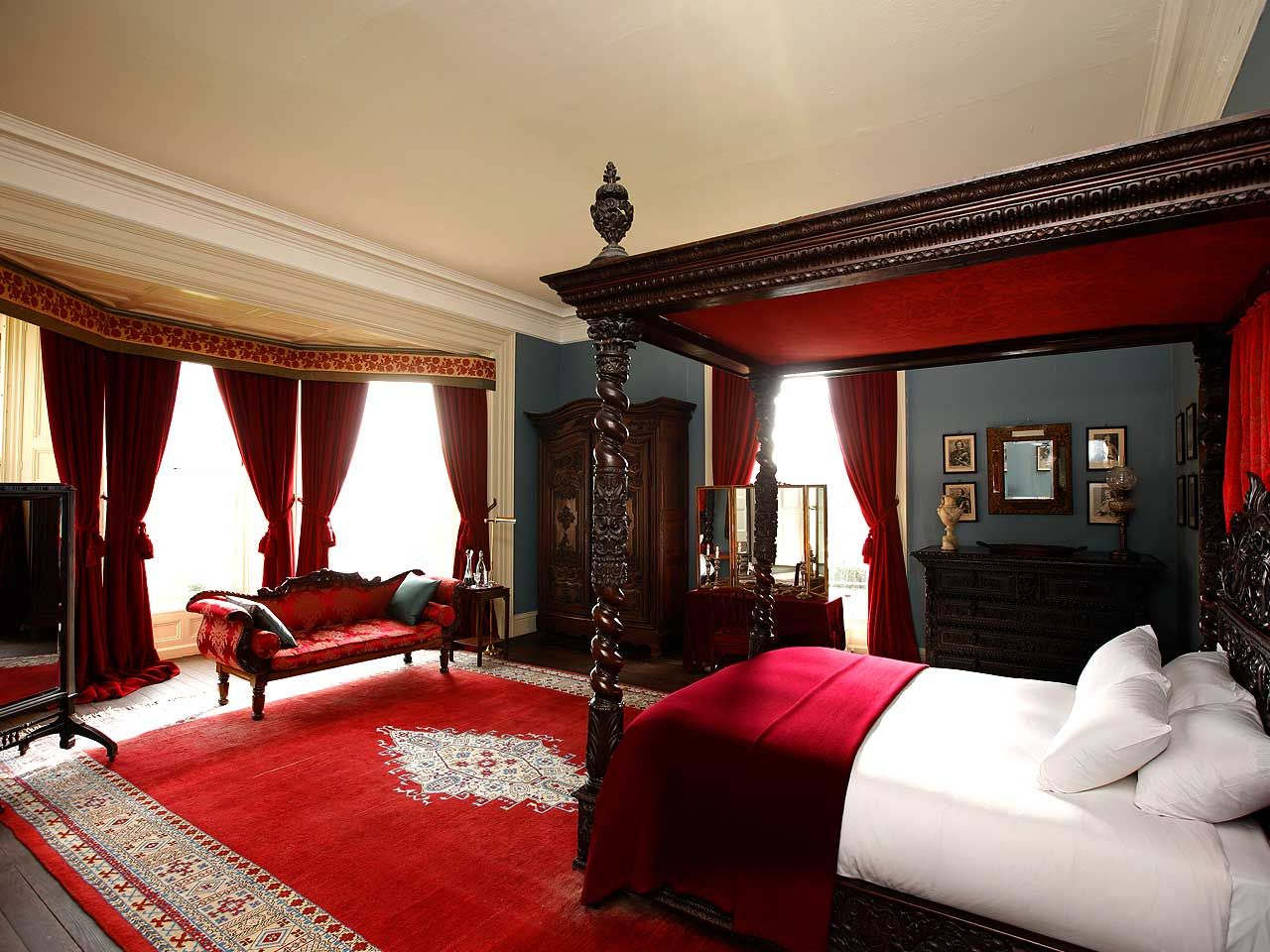 10 Red Bedroom Ideas and Designs