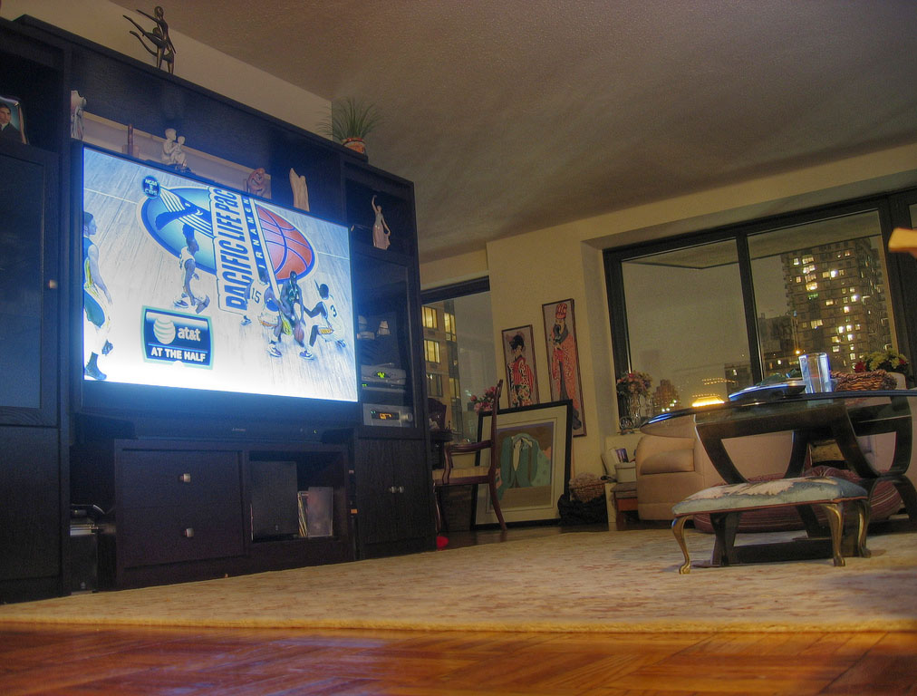 10 Man Caves with Huge Flat Screen TVs
