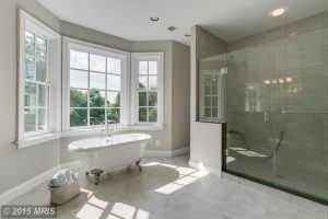 20 Beautiful Bathrooms With Bay Windows