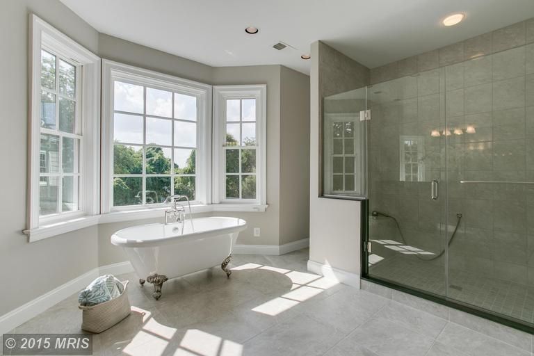 20 Beautiful Bathrooms With Bay Windows