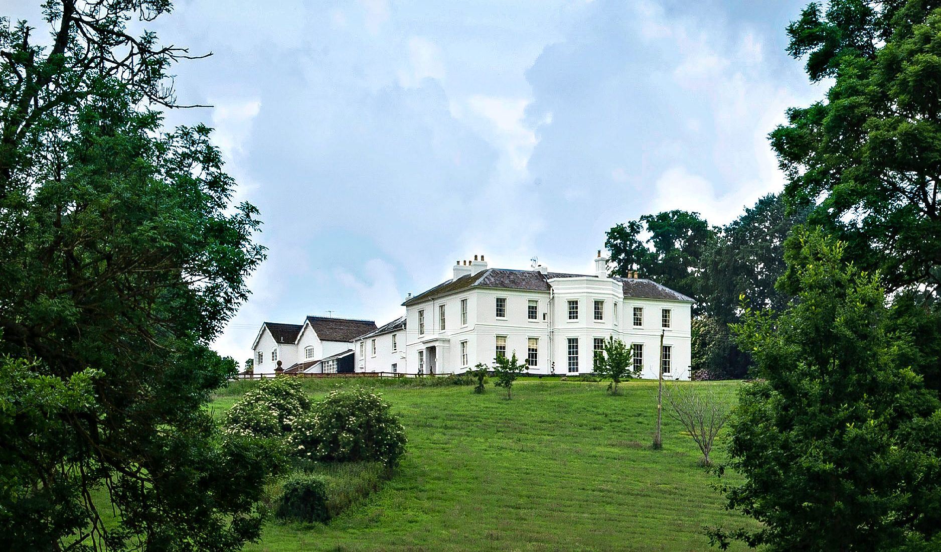 20 Beautiful Country House Designs