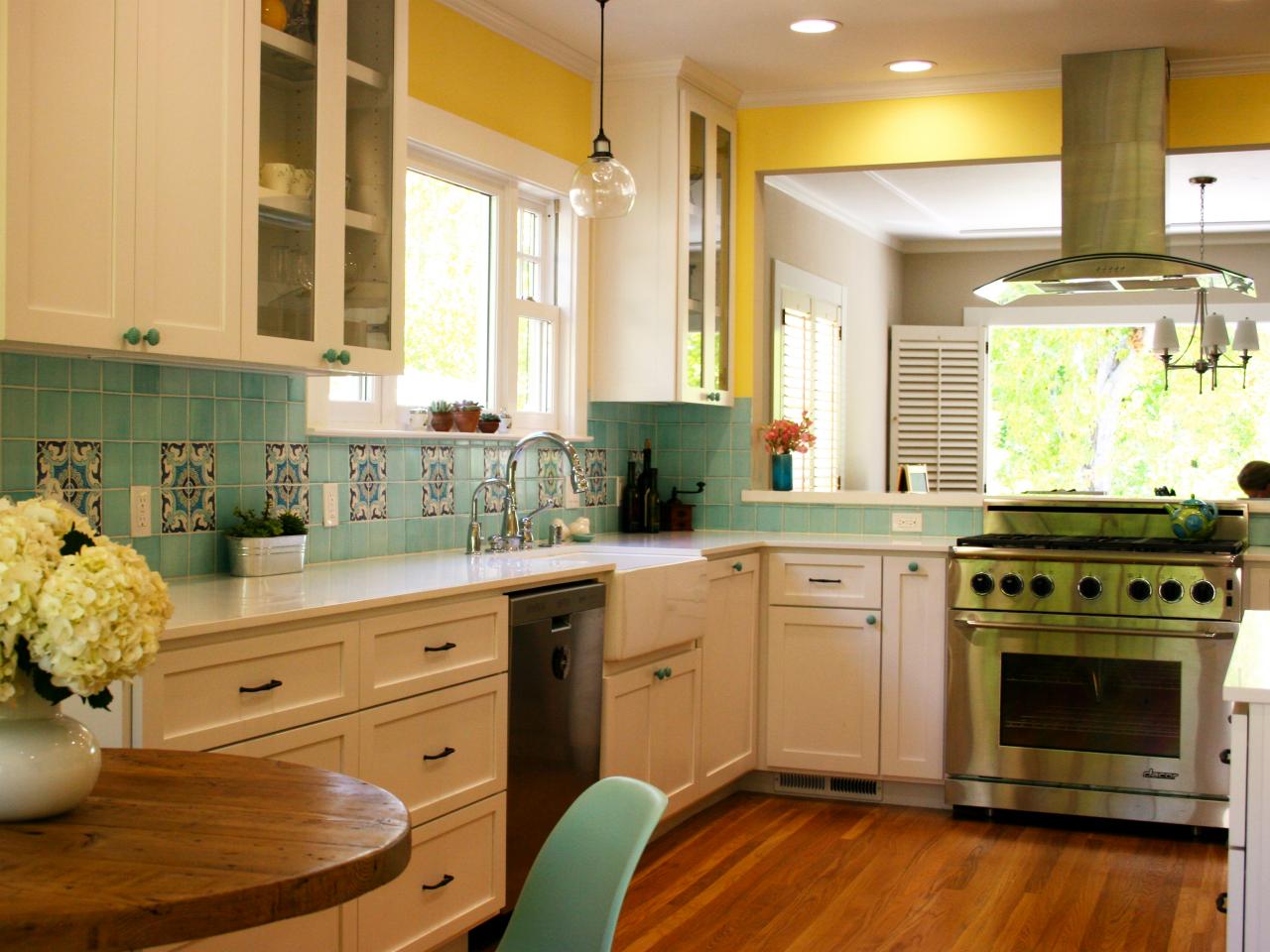 10 Beautiful Kitchens with Yellow Walls