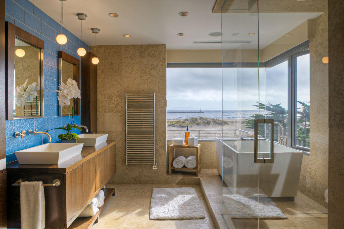 10 Gorgeous Bathrooms with Stunning Views
