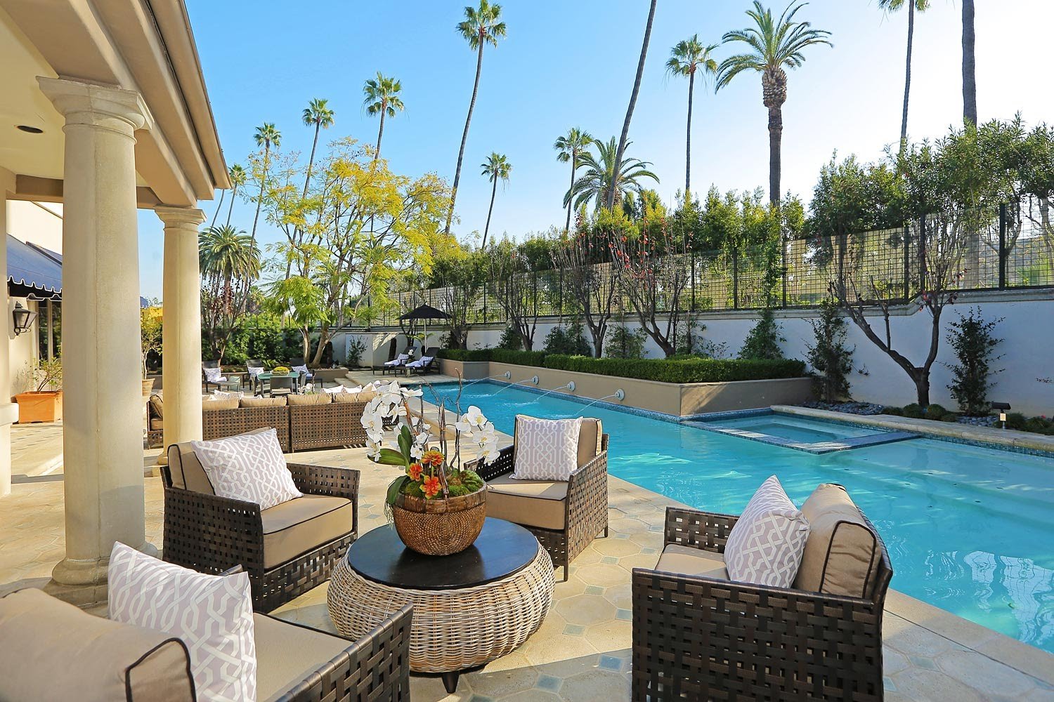 10 Beautiful Beverly Hills Backyards