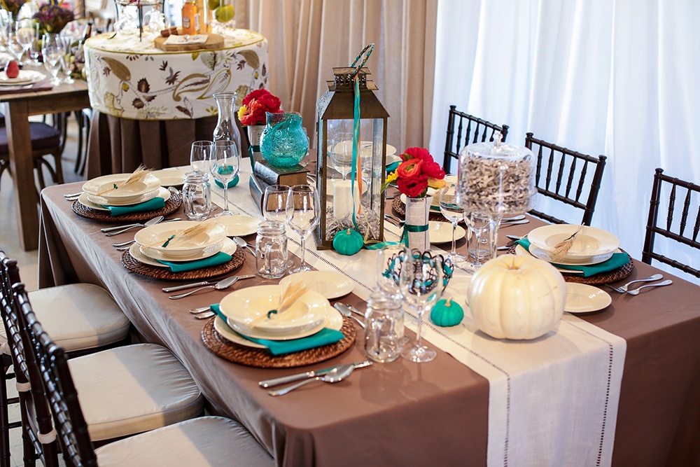 10 Thanksgiving Tables that Go Beyond Extraordinary
