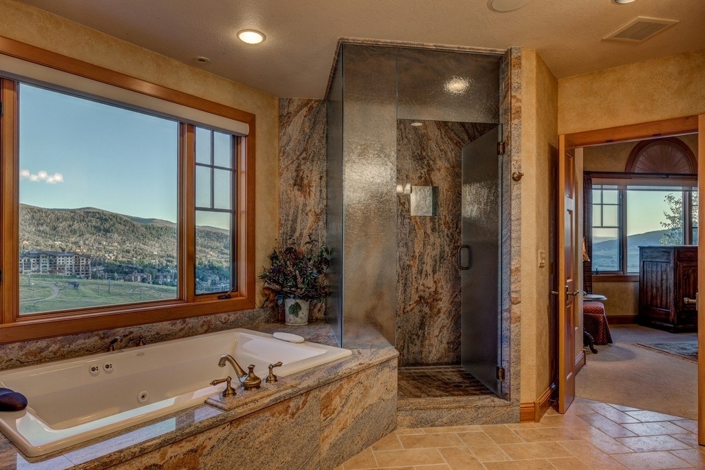 10 Gorgeous Bathrooms with Stunning Views