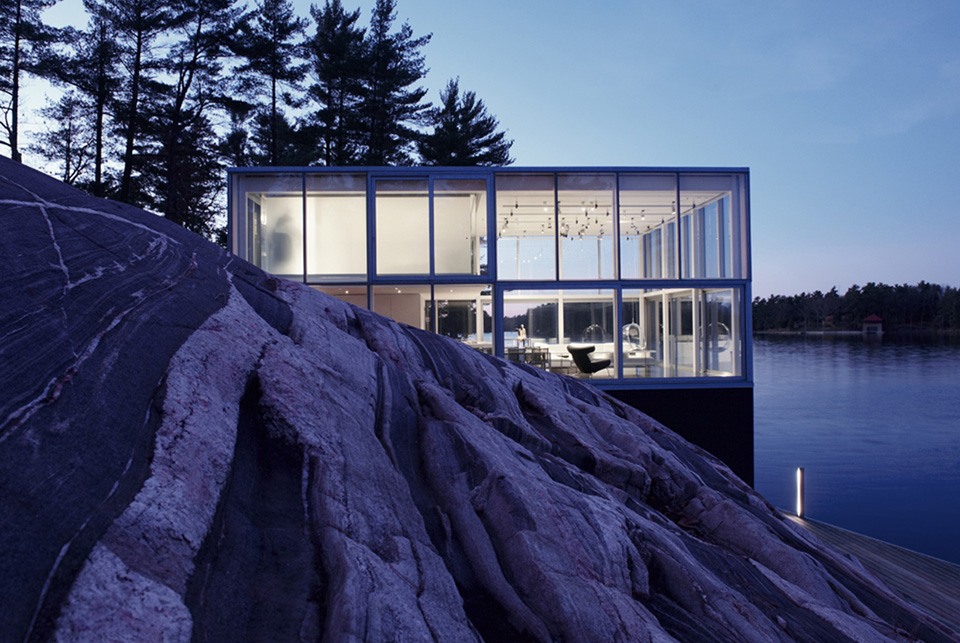 20 Incredibly Stunning Glass House Designs