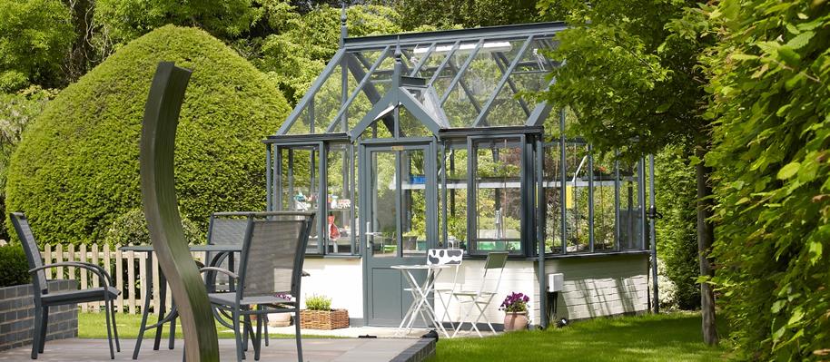 20 Incredibly Stunning Glass House Designs