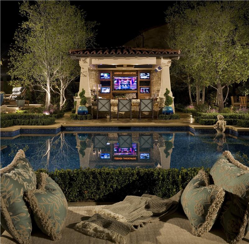 20 Lavish Poolside Outdoor Kitchen Designs
