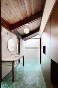 20 Wooden Ceilings Bathroom Ideas - Housely