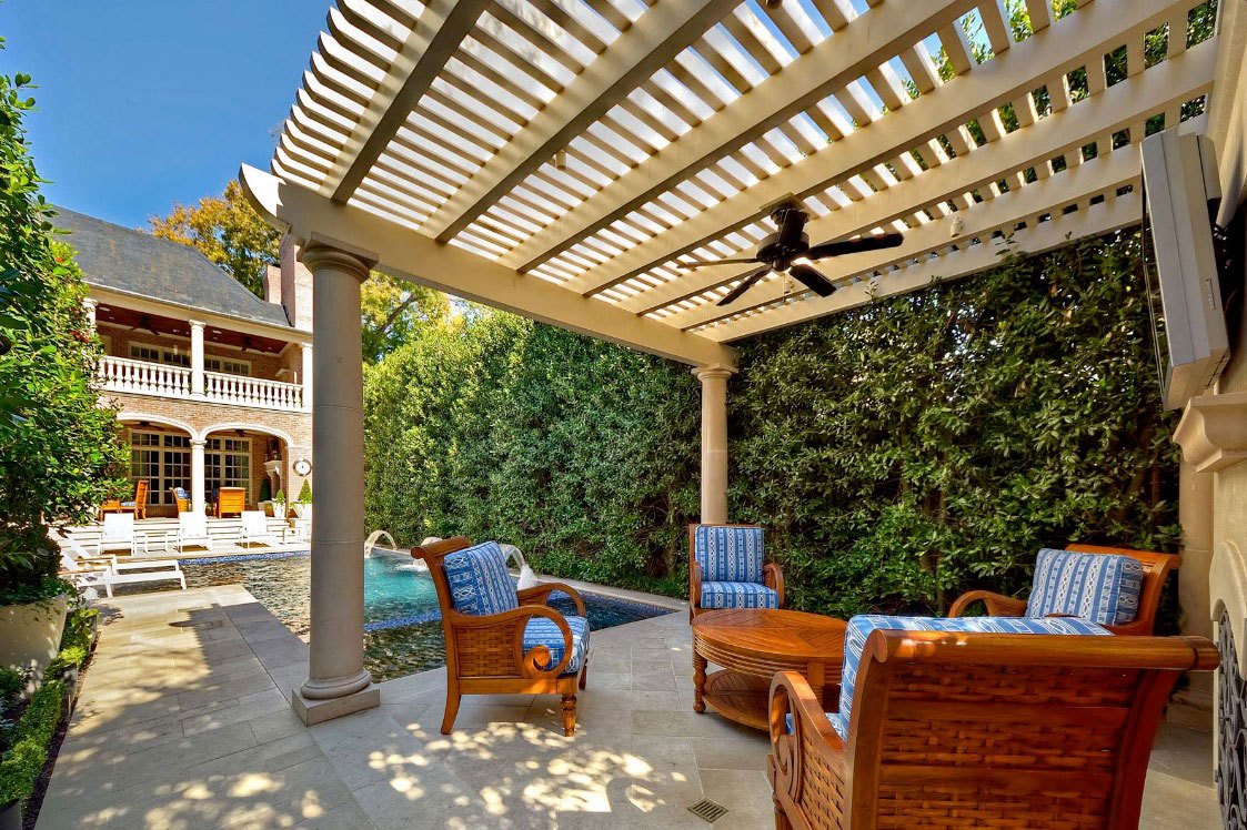 20 Outdoor Living Spaces With Pergolas