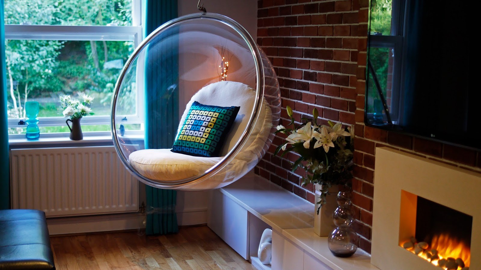 20 Living Rooms With Comfortable Bubble Chair Sitting Areas - Housely