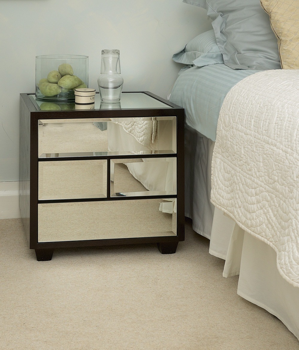 20 Small Side Table Ideas For Your Bedroom - Housely