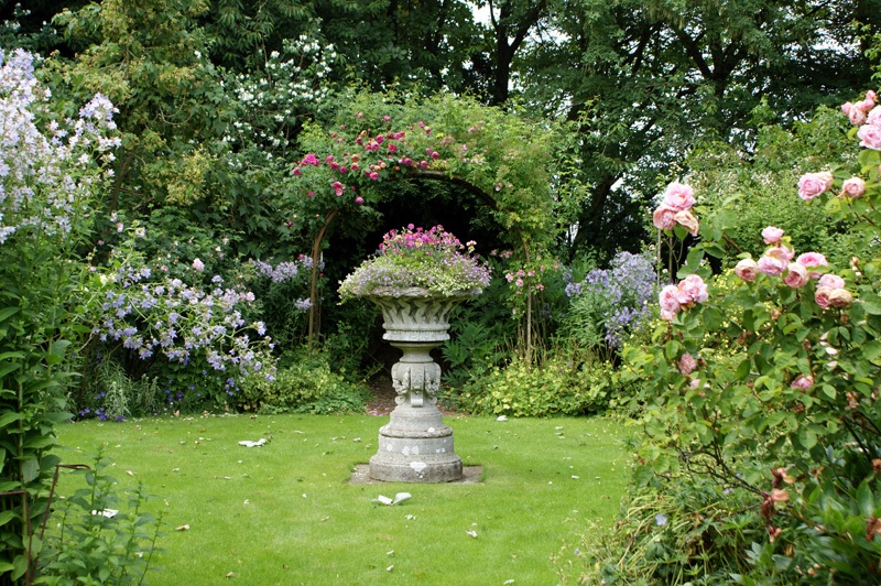 15 Beautiful Summer Inspired Garden Ideas - Housely