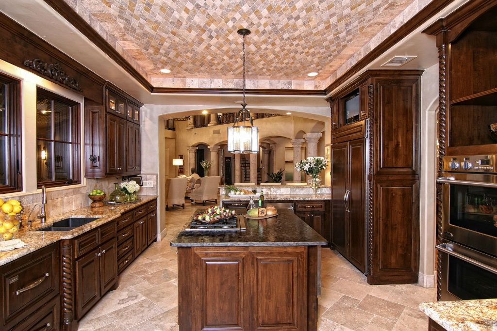 20 Beautiful Kitchens With Tuscan Decor - Housely