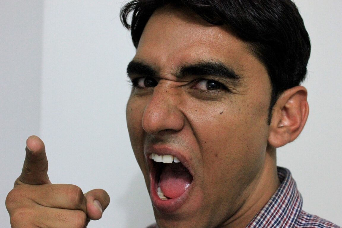 15 Signs Of People Who Lack Empathy - Housely