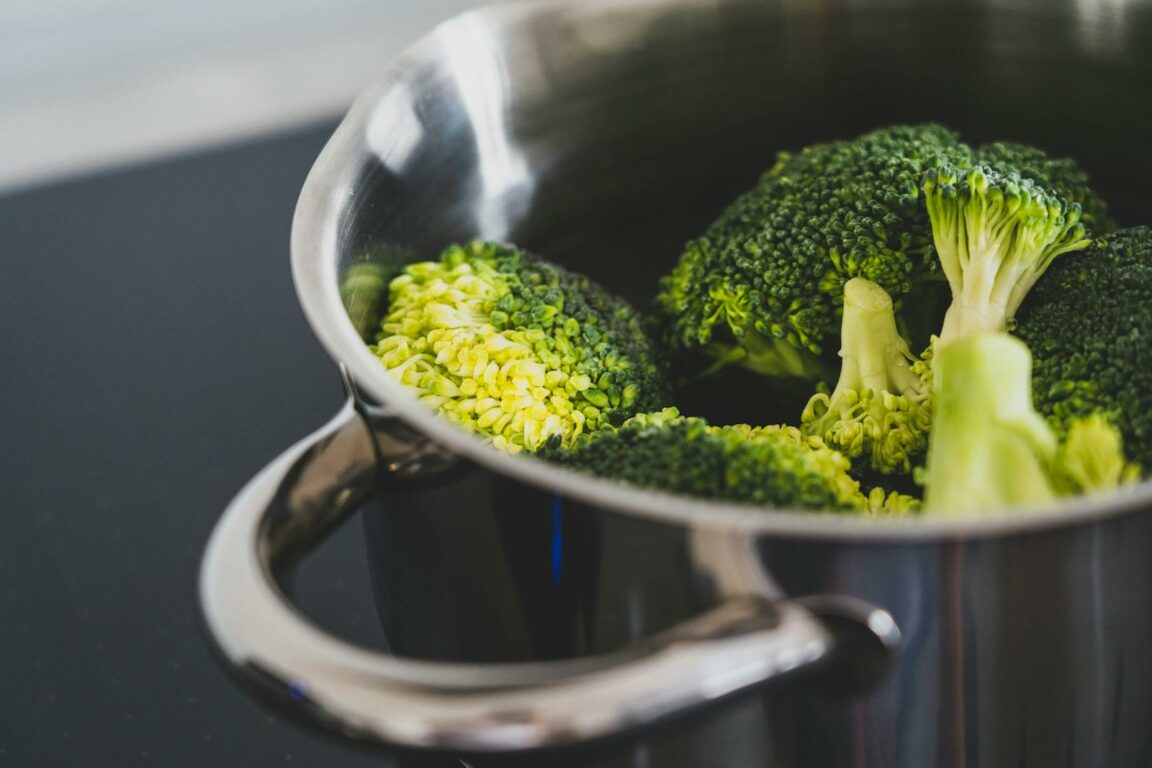 15 Benefits Of Eating Broccoli - Housely