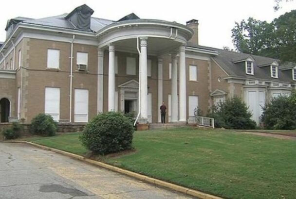 15 Facts About Coca-Cola's Heir's Abandoned Mansion - Housely