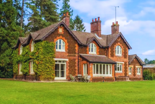 15 Stunning Residences of the British Monarchy - Housely