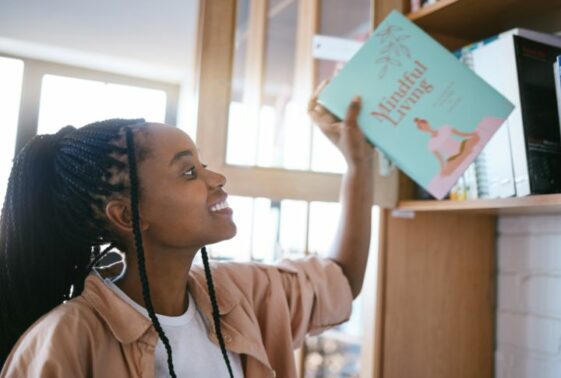 15 Books on Mindfulness for Being More Present - Housely