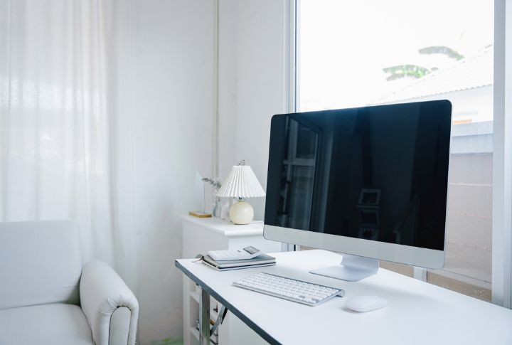 5 Expert Steps for A Spotless Computer Screen - Housely