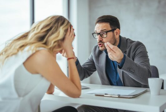 15 Traits That Show Someone Lacks Class - Housely