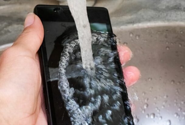 Never Clean These 15 Things With Water - Housely
