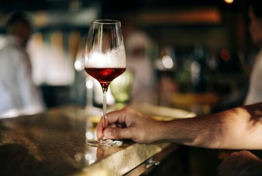 15 Bar Etiquette Tips Every Patron Should Know - Housely