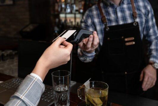 15 Bar Etiquette Tips Every Patron Should Know - Housely