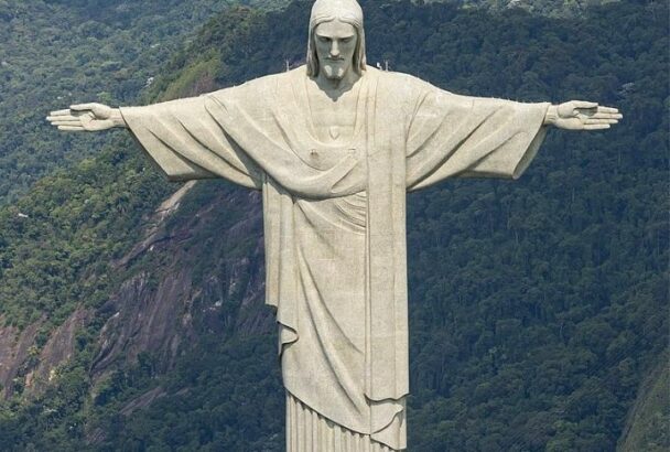 15 Iconic Landmarks and Their Evolving Histories - Housely