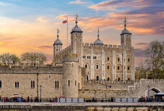 15 Iconic Landmarks and Their Evolving Histories - Housely