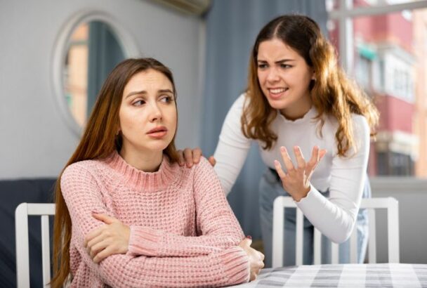 15 Ways To Recognize A Toxic Best Friend - Housely