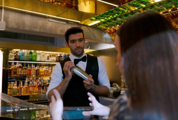 15 Bar Etiquette Tips Every Patron Should Know - Housely