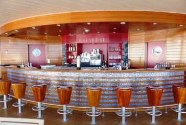 15 Bar Etiquette Tips Every Patron Should Know - Housely