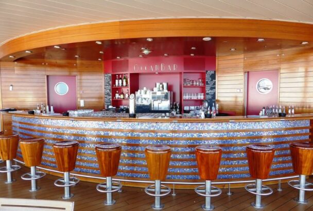 15 Bar Etiquette Tips Every Patron Should Know - Housely