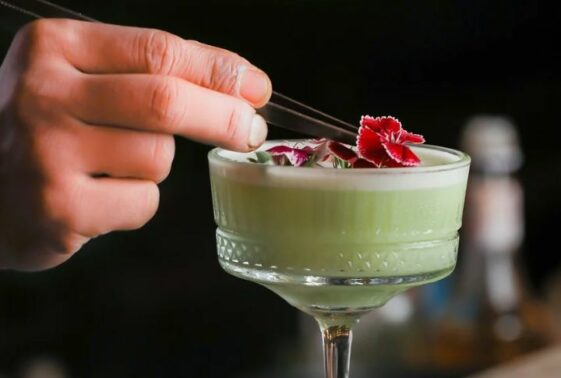 15 Bar Etiquette Tips Every Patron Should Know - Housely