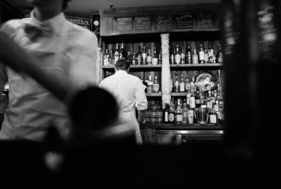 15 Bar Etiquette Tips Every Patron Should Know - Housely